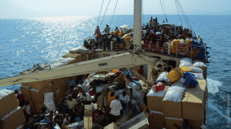 Le vieux rafiot du lac Tanganyika - Bouts du monde